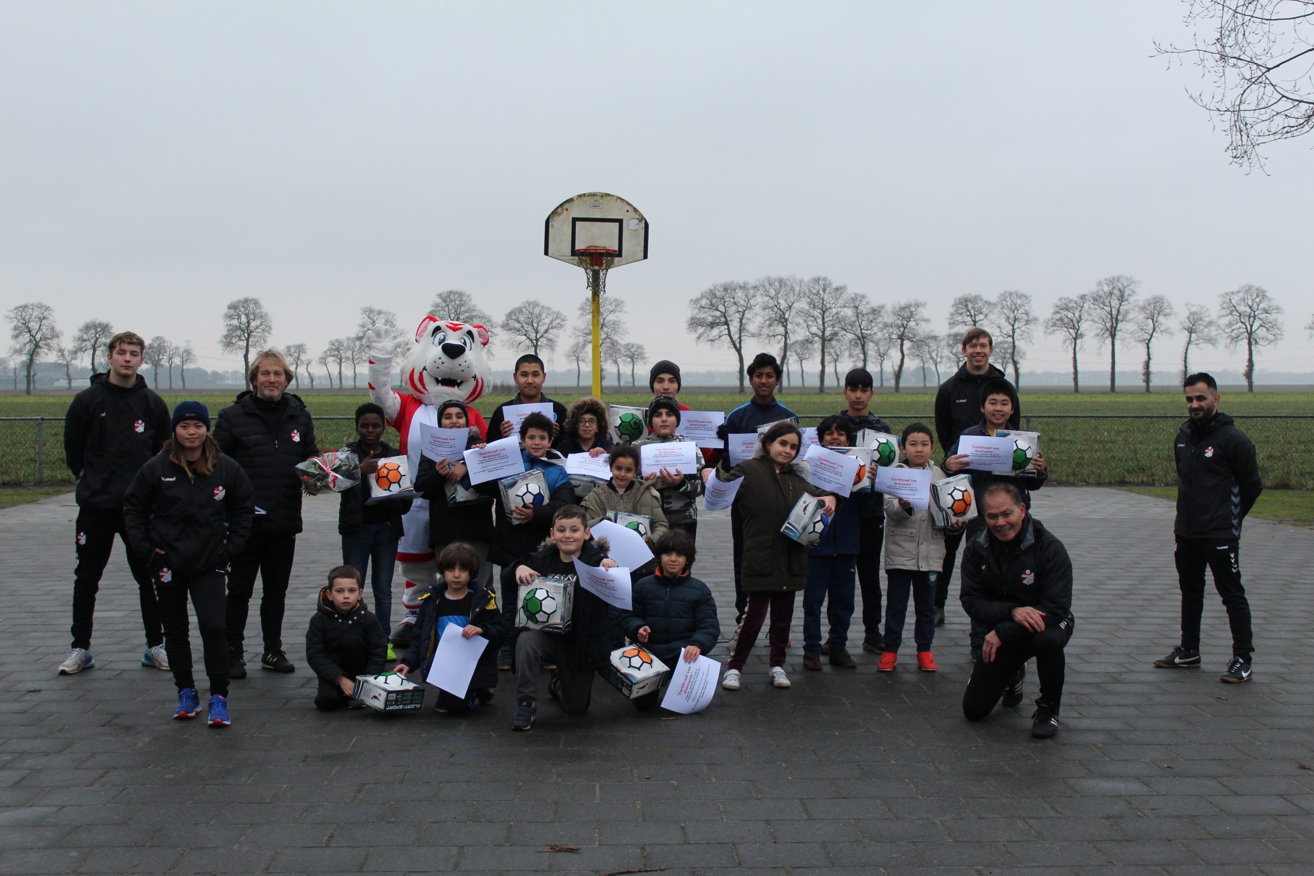Voetbalproject AZC Emmen feestelijke afgesloten! - FC Emmen