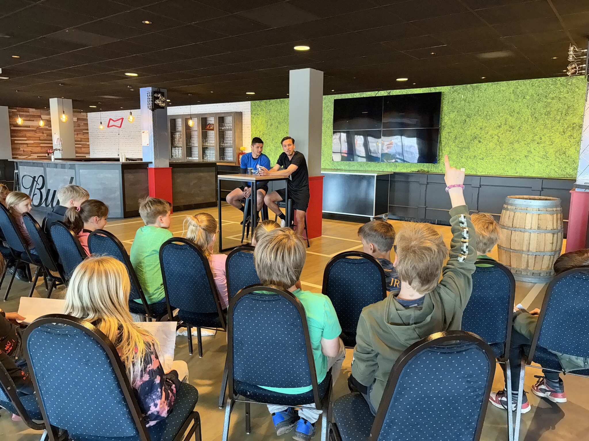 Leerlingen Montessorischool Borger interviewen Dennis Vos en Robin ...